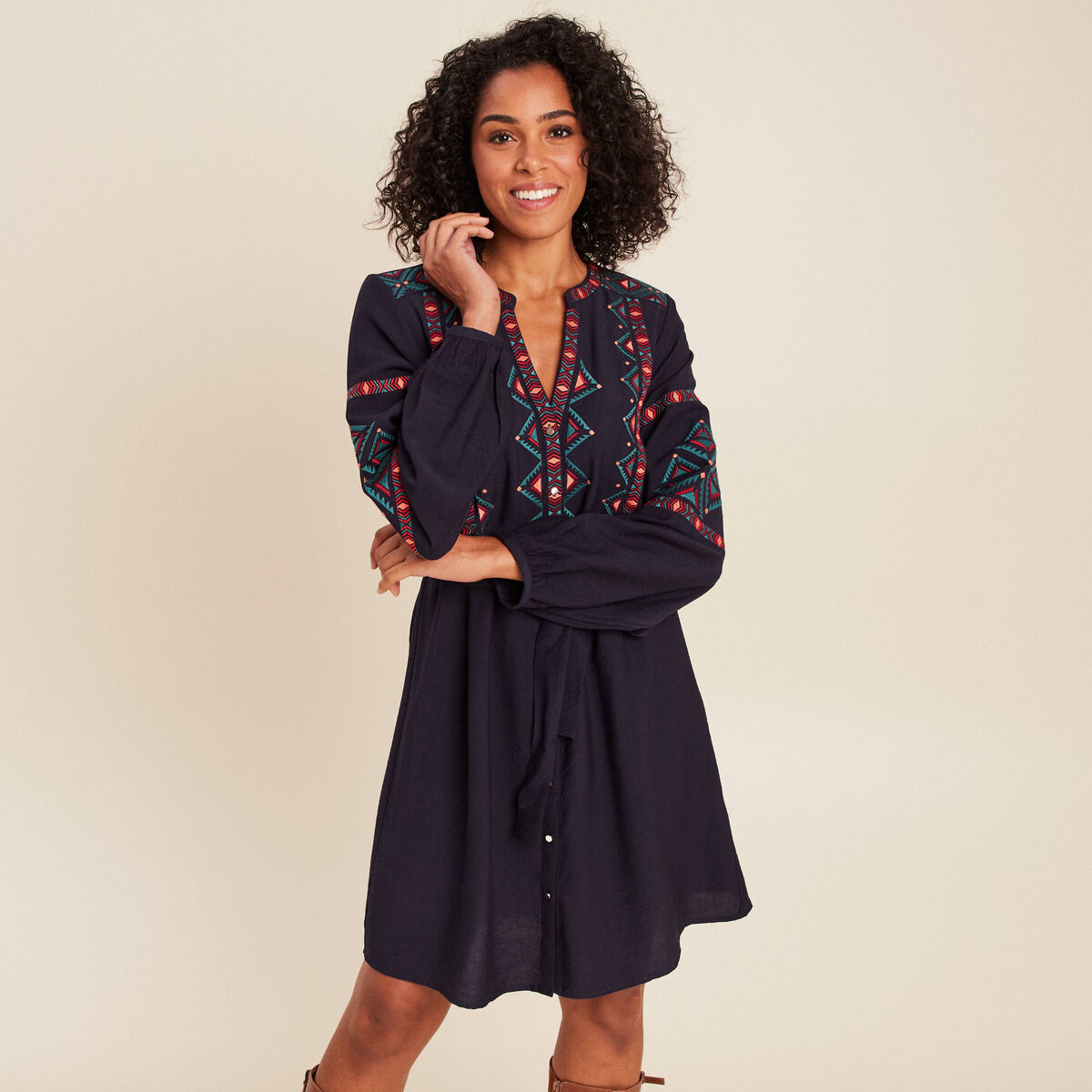 Robe brodée col tunisien rouge femme | Bréal