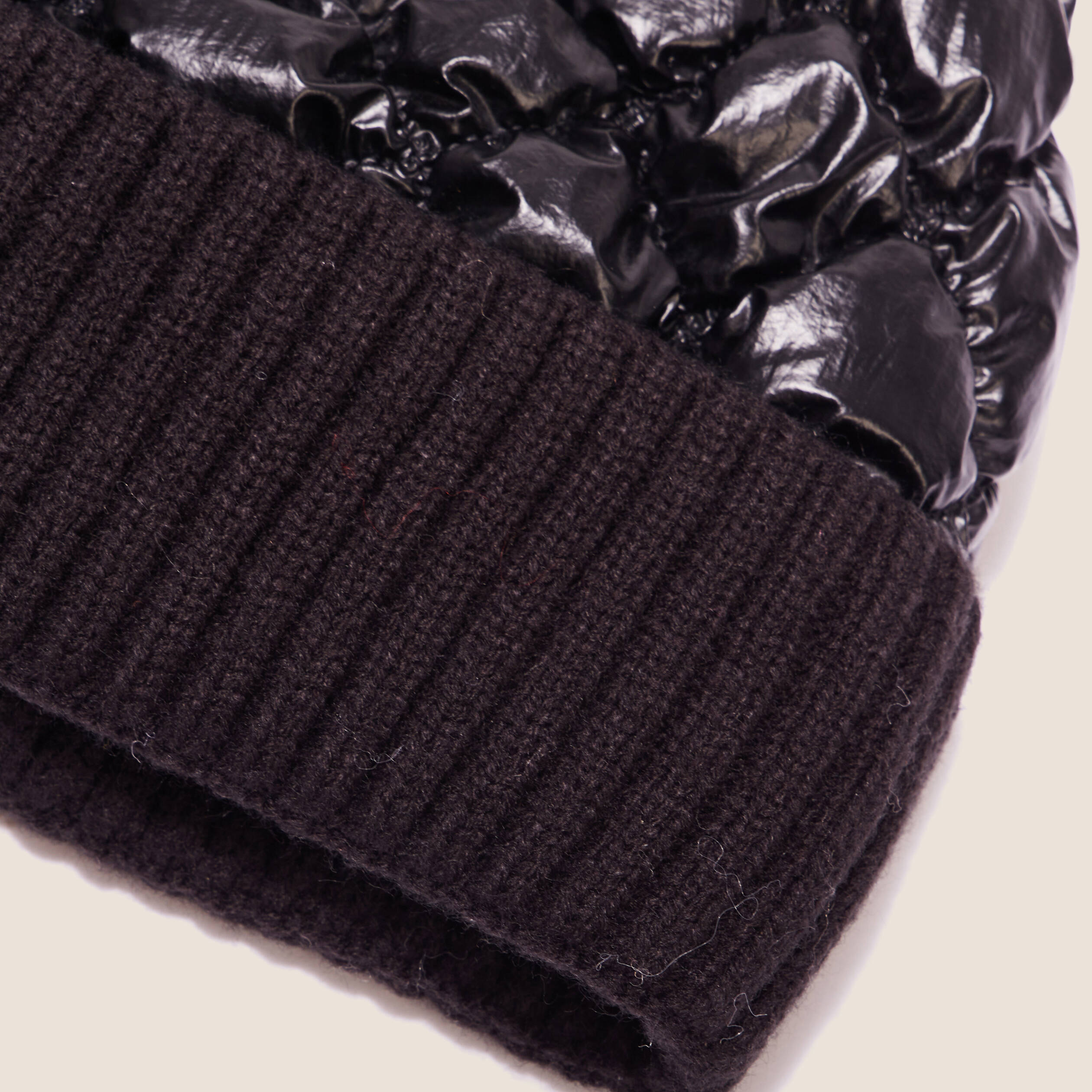 Bonnet matelassé à pompon noir femme | Bréal