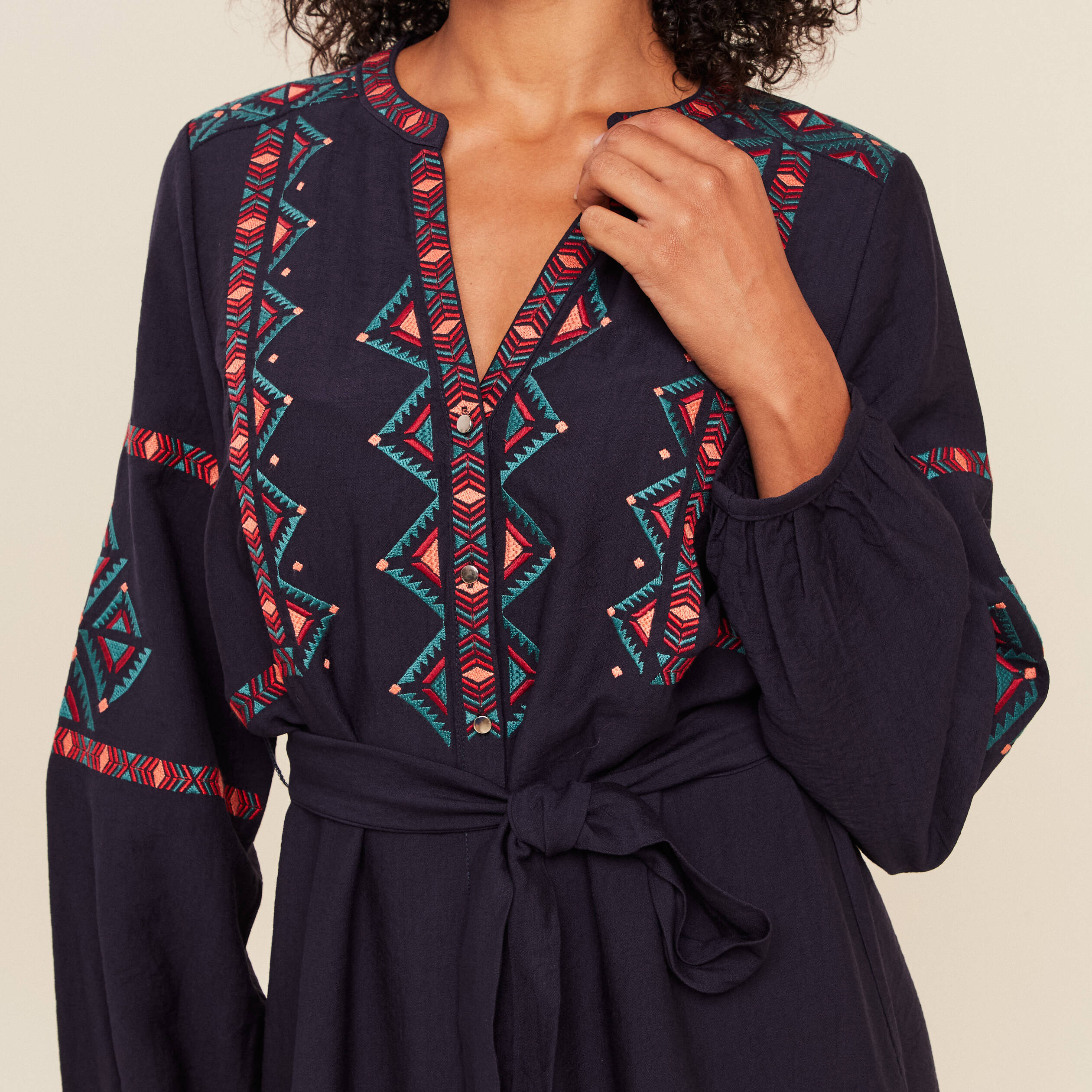 Robe brodée col tunisien rouge femme | Bréal